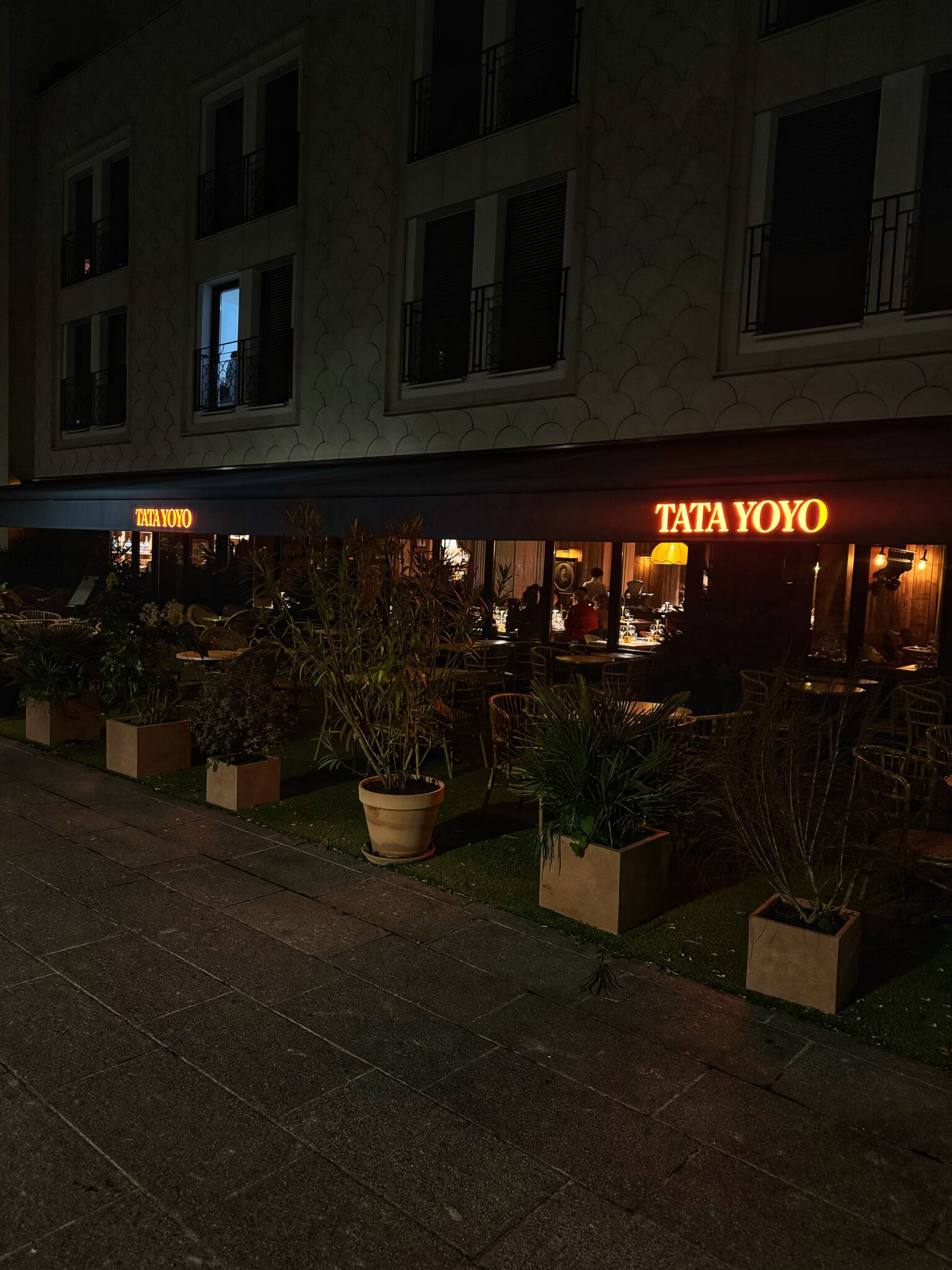 Tata Yoyo - Parisian Tables